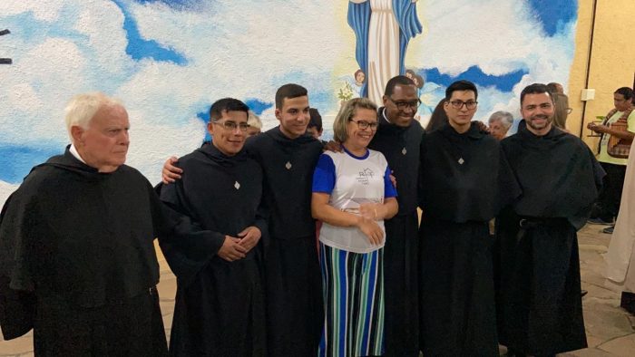Primera profesión religiosa de los hermanos Jonnatan Cujiguallpa y ...
